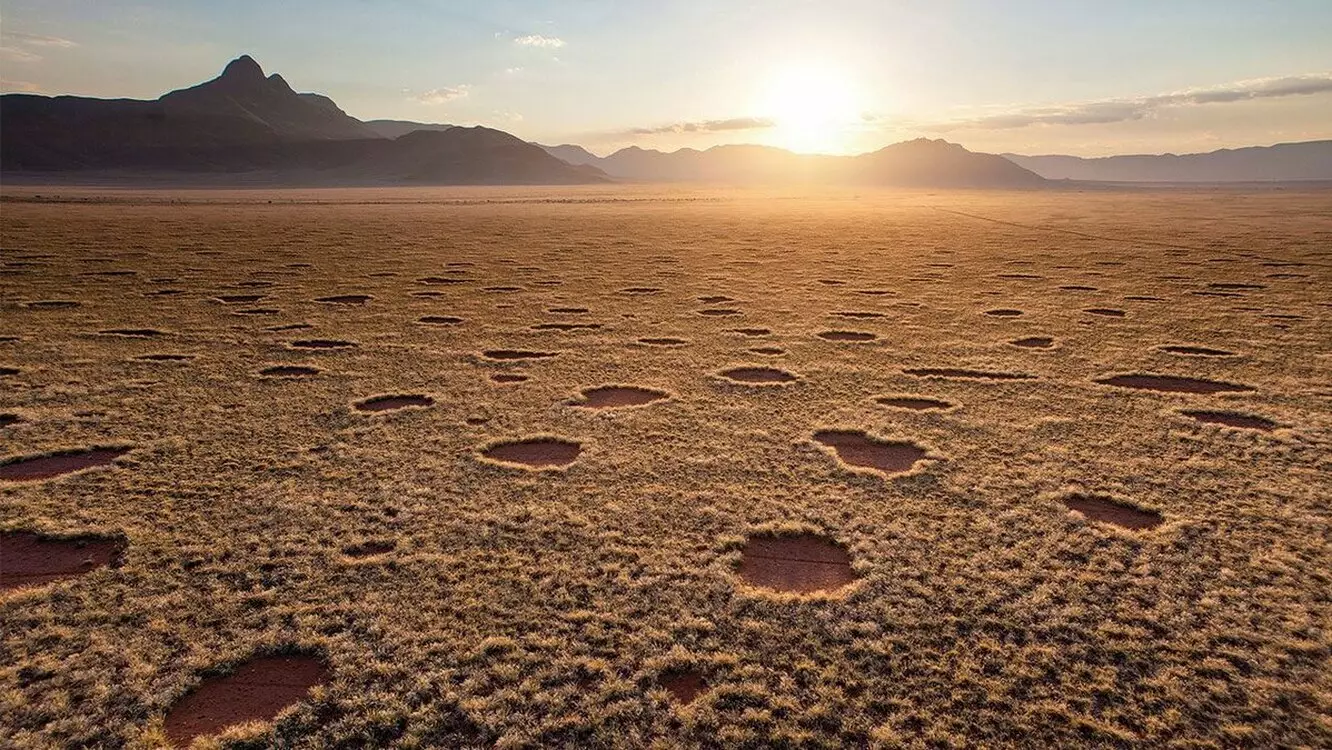 Vòng tròn cổ tích ở Namibia