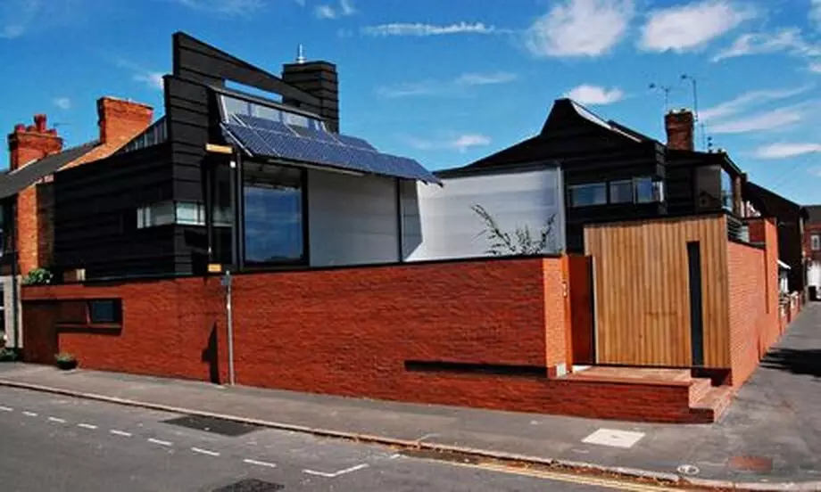 1 Marsh House Dům architekta Juliana Marshe, který se nachází v Nottinghamu, byl koncipován jako městská stavba s nízkou spotřebou energie. Tepelné čerpadlo s využitím geotermální energie čerpá teplo z hloubky 70 m, kde leží pískovcová vrstva. To stačí k udržení pokojové teploty kolem 19°C po celý rok.