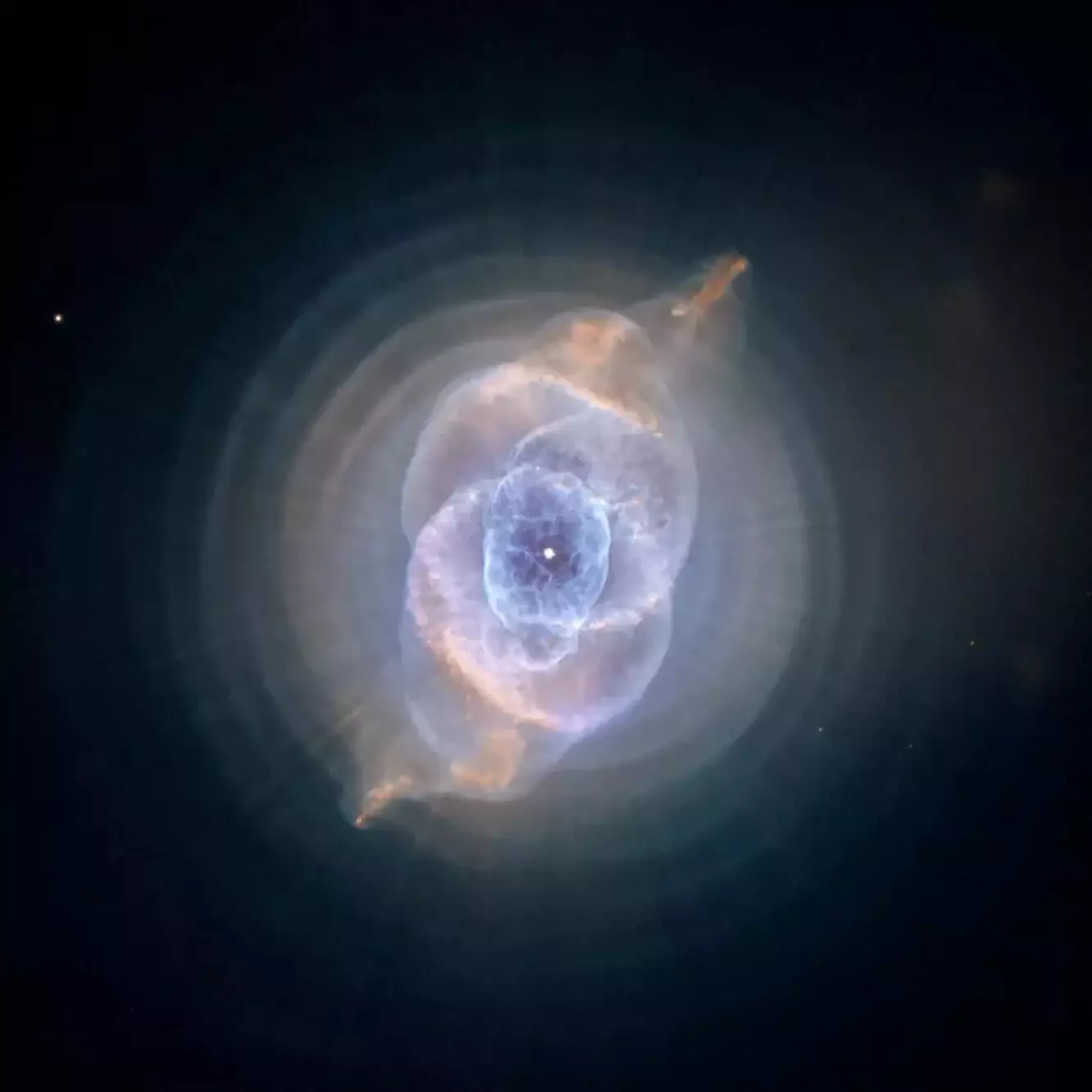 The Eye's Eye Nebula, oo si rasmi ah loo yaqaan NGC 6543