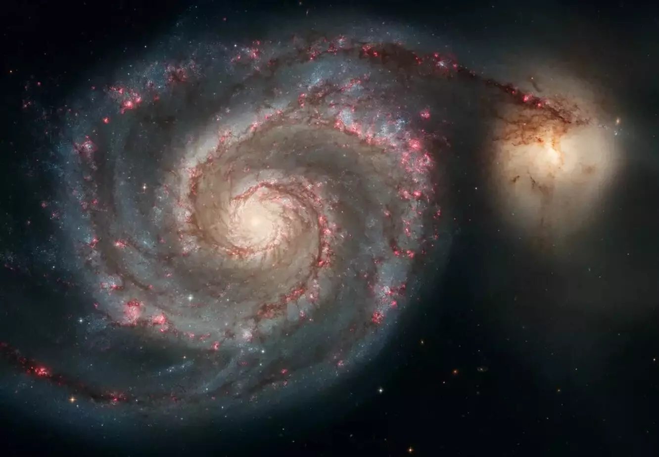 Spiral galaxy M51 iherekejwe na galaxy nto NGC 5195.