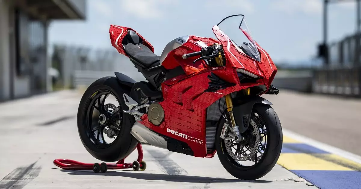 Lego gjorde en Ducati Panigale V4 R-mockup i full storlek