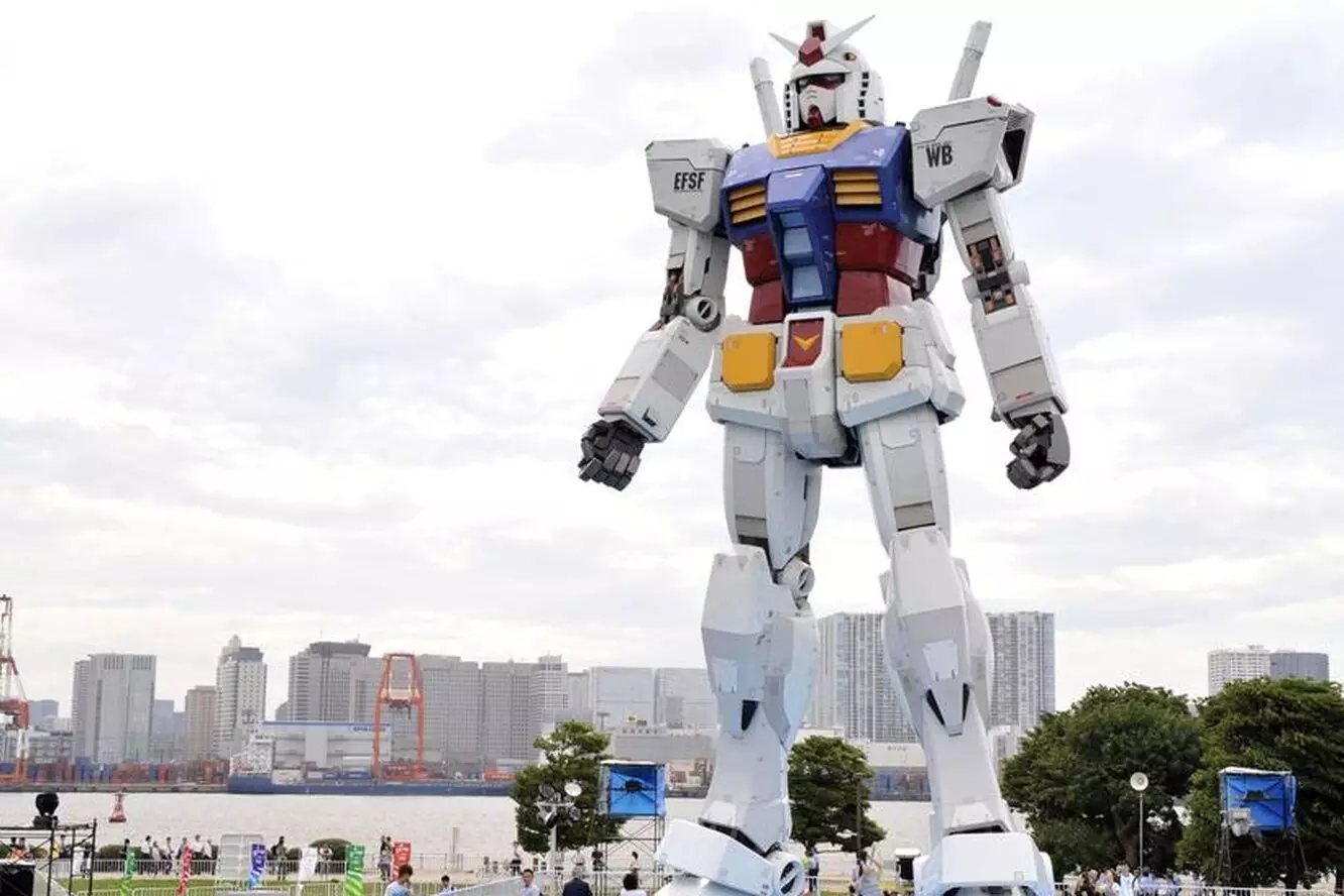 Robot Jepang 18 meter mengambil langkah pertamanya: video