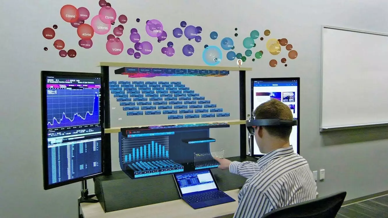 The London division of the Swiss financial holding UBS has begun an experiment to equip remote traders with Microsoft HoloLens helmets