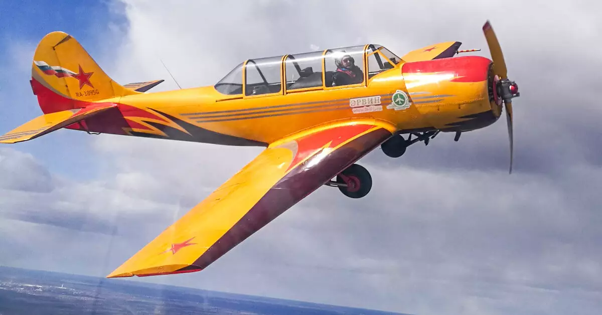 Flugmenn á Yak-52 gerðu 11 "dauða lykkjur" í röð