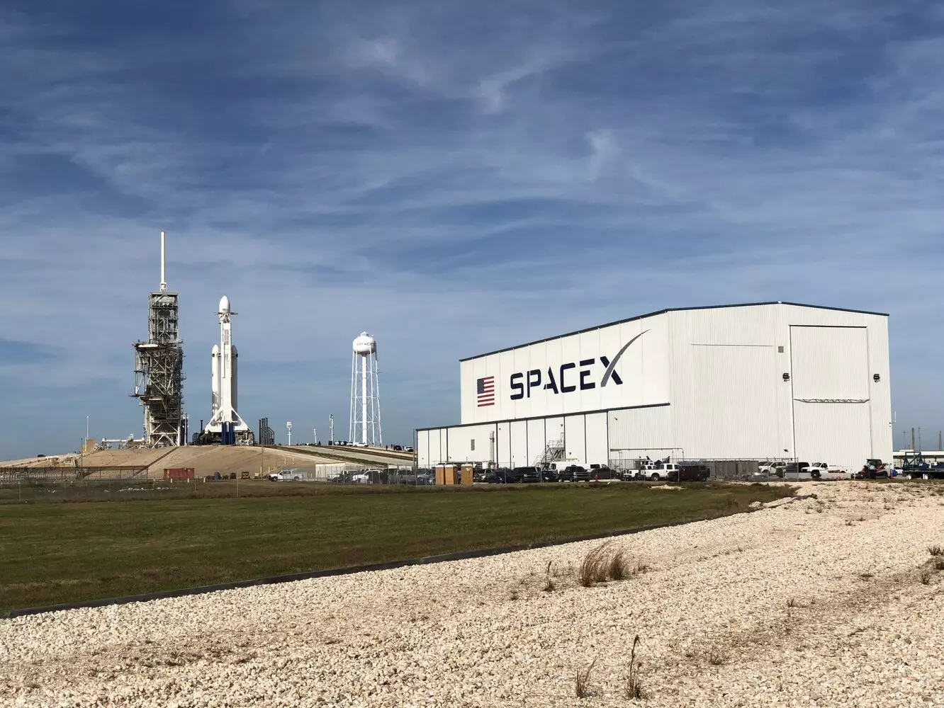 Tom Cruise와 Doug Liman 감독의 SpaceX Crew Dragon 국제 우주 정거장 비행 확인