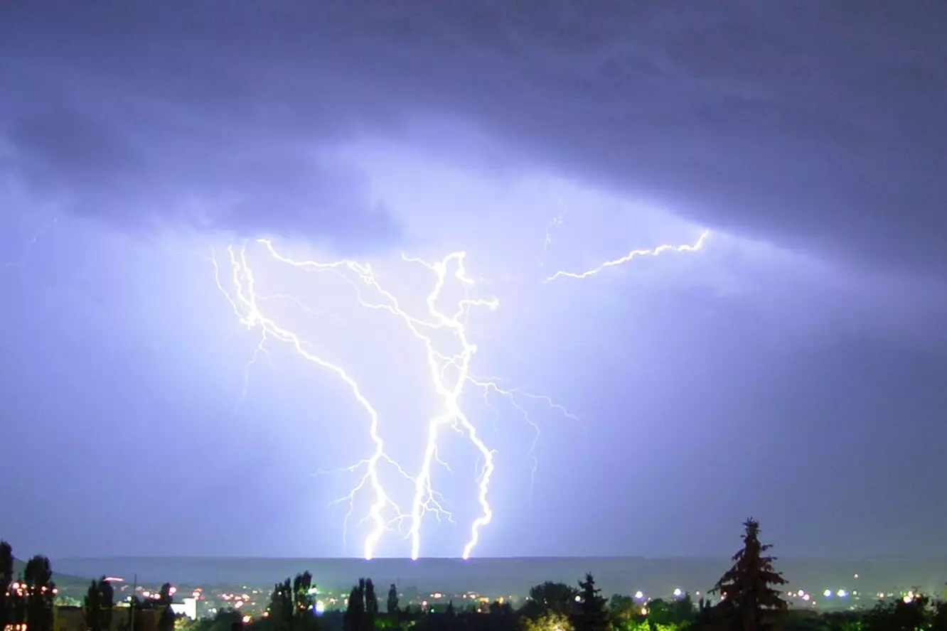 Kaip atsiranda žaibas ir kaip jis „pasirenka taikinį“