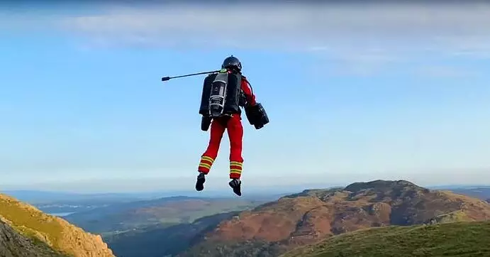 O serviço de ambulância recebeu trajes de resgate voadores