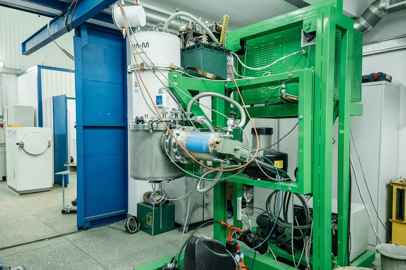 I-Tomsk Polytechnic University idale i-pulsed electronic accelerator, esivivinywa njengesicoci segesi ezimbonini zamandla ezishisayo zaseChina.