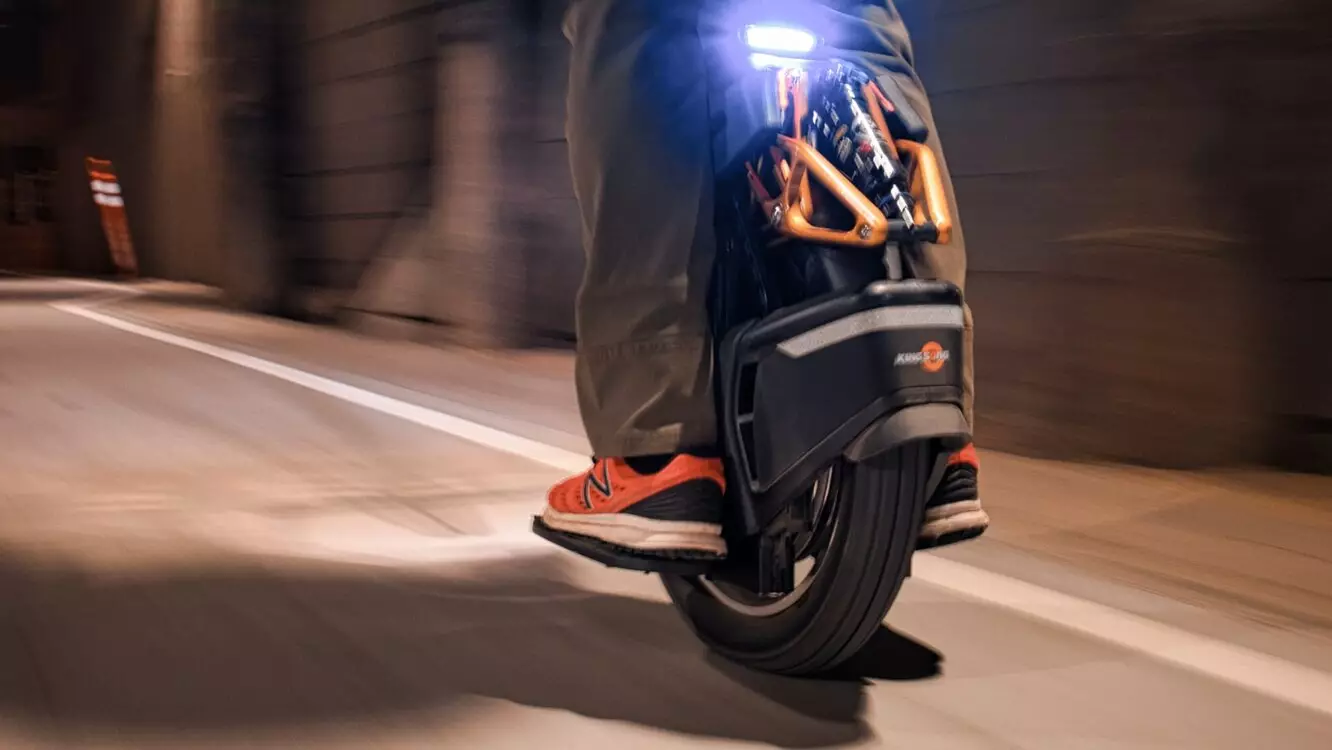 Errusiako Barne Ministerioak argitu du zein scooter elektriko izango diren ziklomotorrekin parekatuko diren, hau da, M kategoriako lizentziak beharko dira modelo ezagun askotan ibiltzeko.