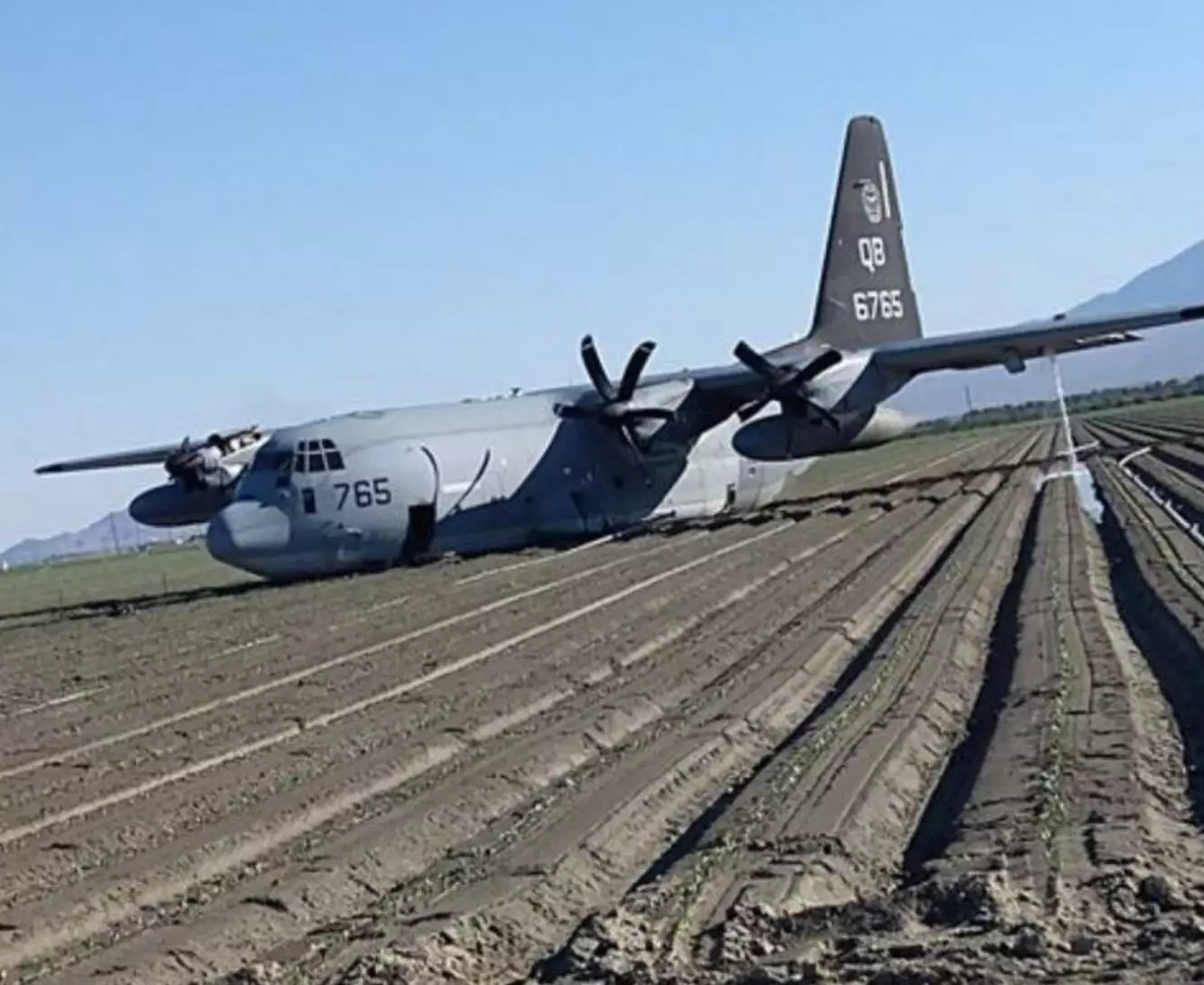 Ha sefofane sa F-35B se ntse se kenya mafura moeeng, se ile sa thulana le sefofane sa KC-130J se tšelang mafura 'me sa senyeha, ha tanka ea sefofane e lula tšimong ea sehoai.