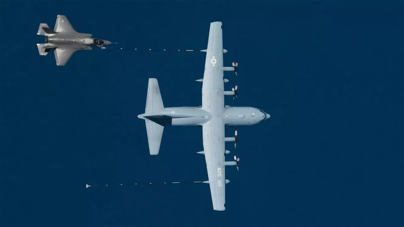 Semasa mengisi minyak di udara, sebuah F-35B berlanggar dengan pesawat mengisi minyak KC-130J dan musnah, manakala kapal tangki udara mendarat di ladang petani.