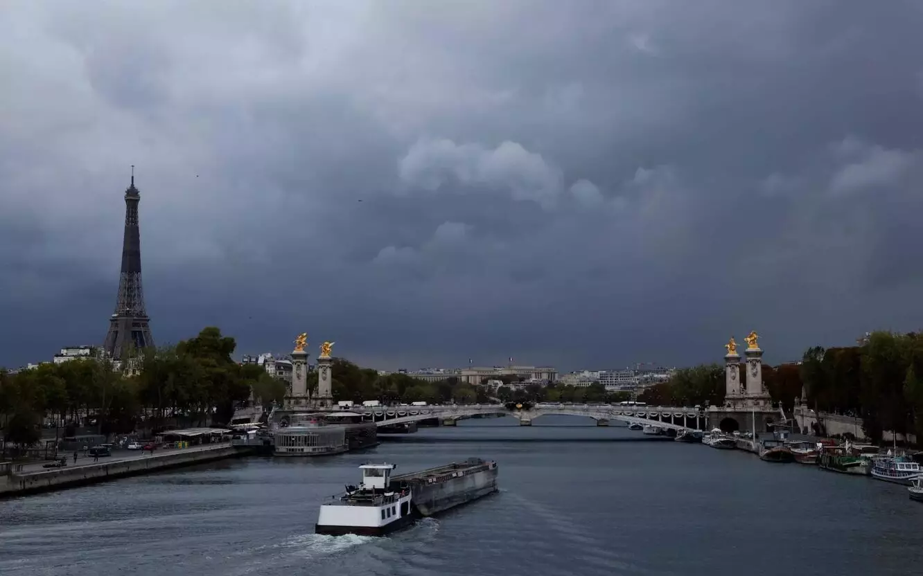 Un caza de la Fuerza Aérea francesa que volaba a velocidad supersónica para ayudar a un avión asustó a los habitantes de París: la gente pensó que se trataba de un ataque terrorista