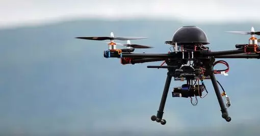 Inggris nyiptakeun drone sareng dua shotgun sareng visi mesin