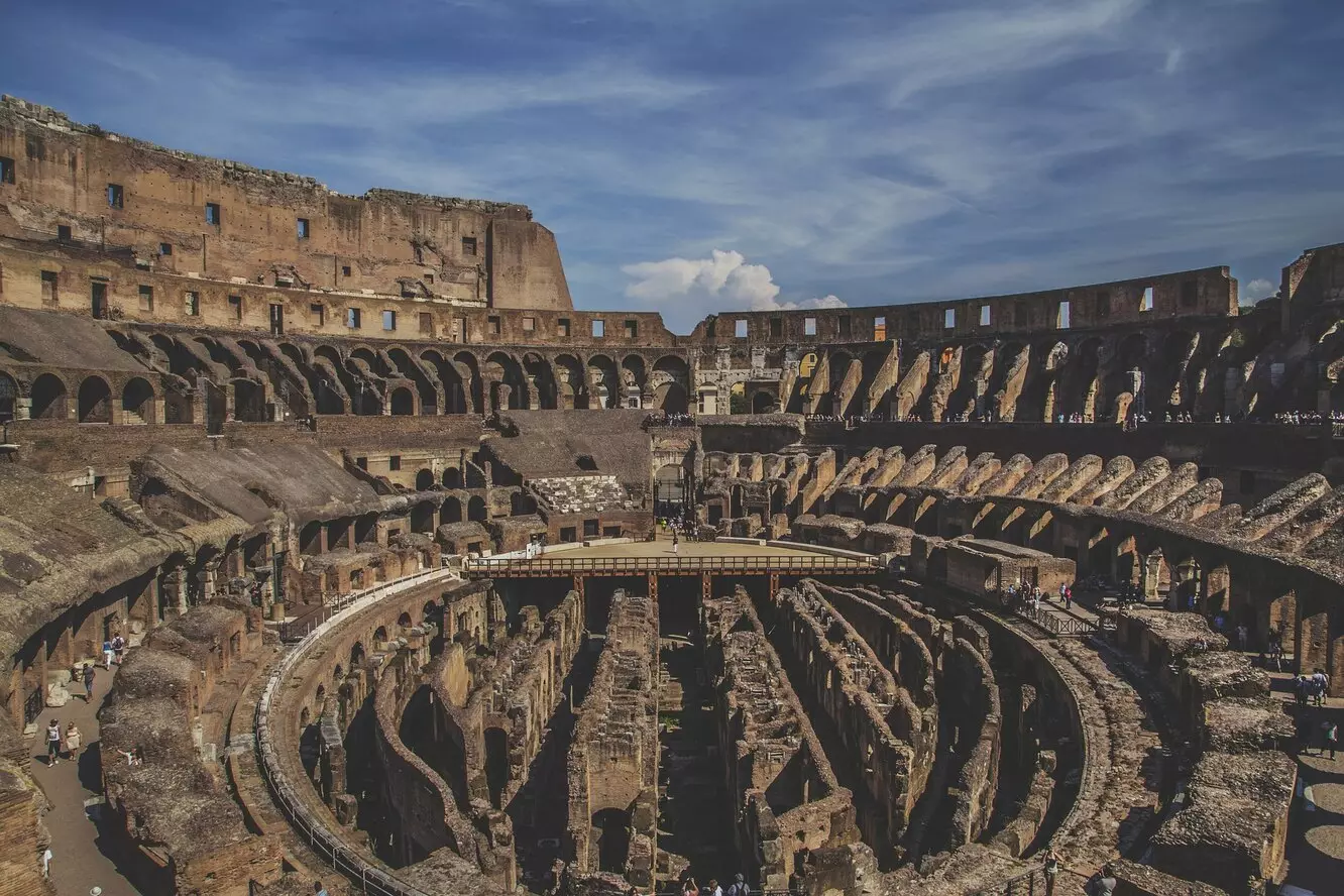 I-Roman Coliseum