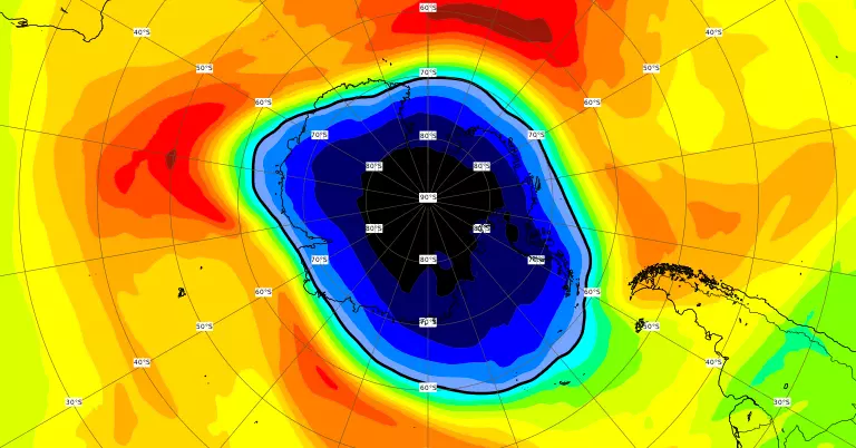 Mae'r twll osôn dros Antarctica wedi tyfu eleni