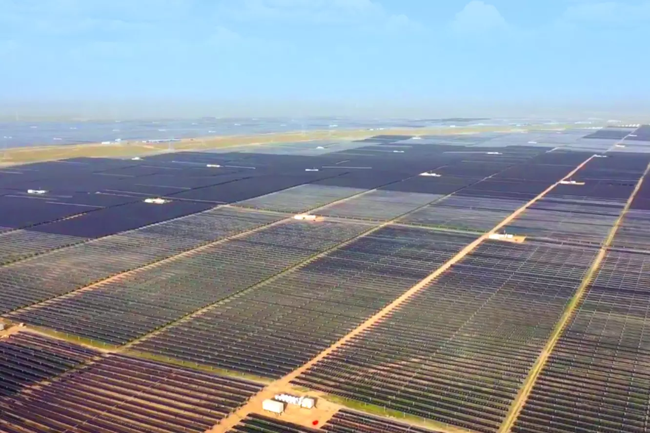 Pabrik tenaga surya paling gedhe ing China diluncurake