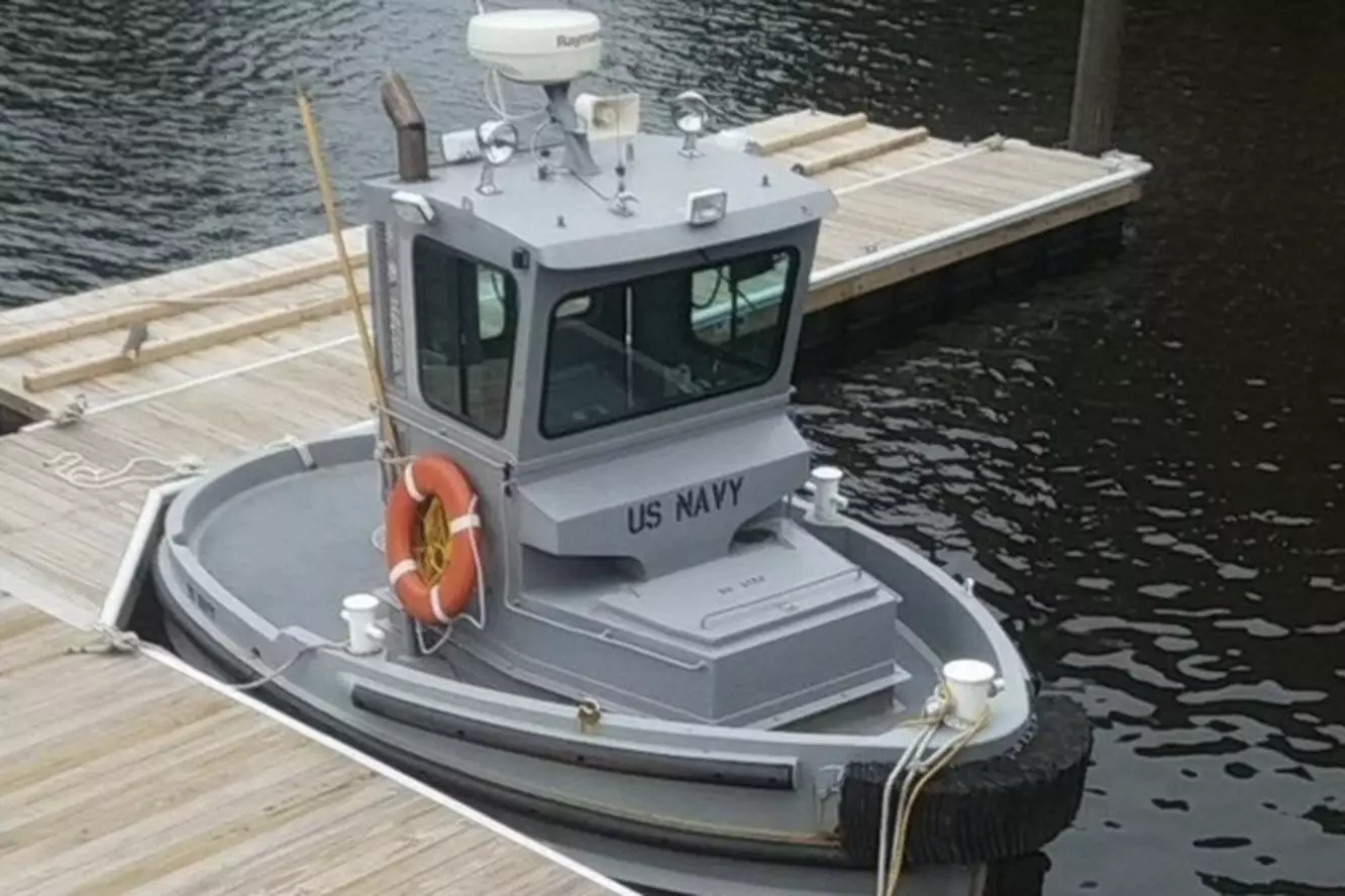 De Amerikaanse marine heeft een kleine sleepboot geadopteerd