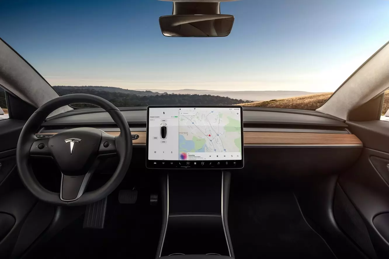 Tesla do të monitorojë shoferët përpara një aksidenti