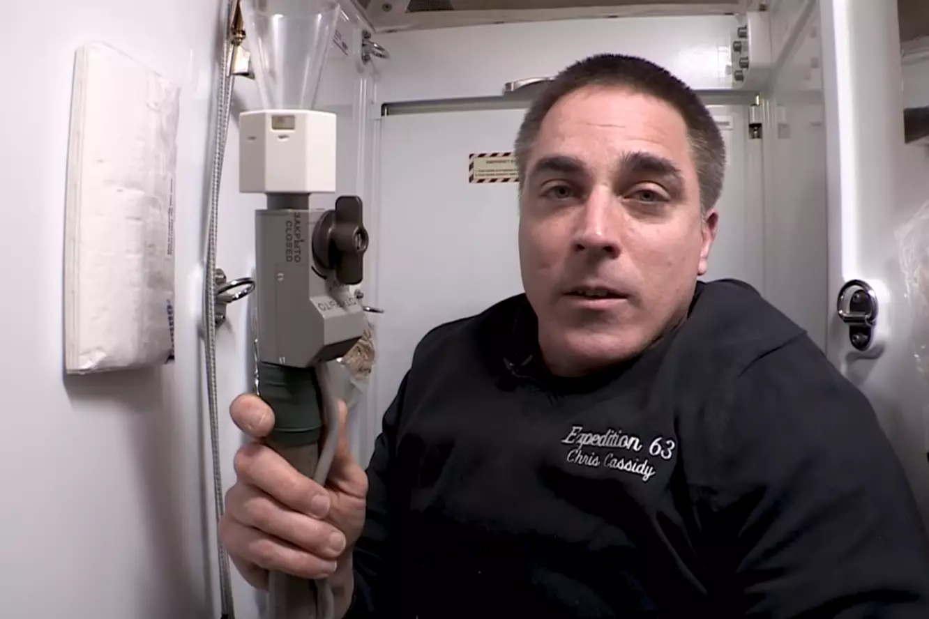 NASA-astronaut liet zien hoe je naar het toilet moet in het ISS