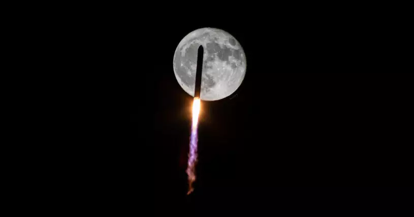 Se obtuvo una toma única del lanzamiento de un cohete contra el fondo de la luna.