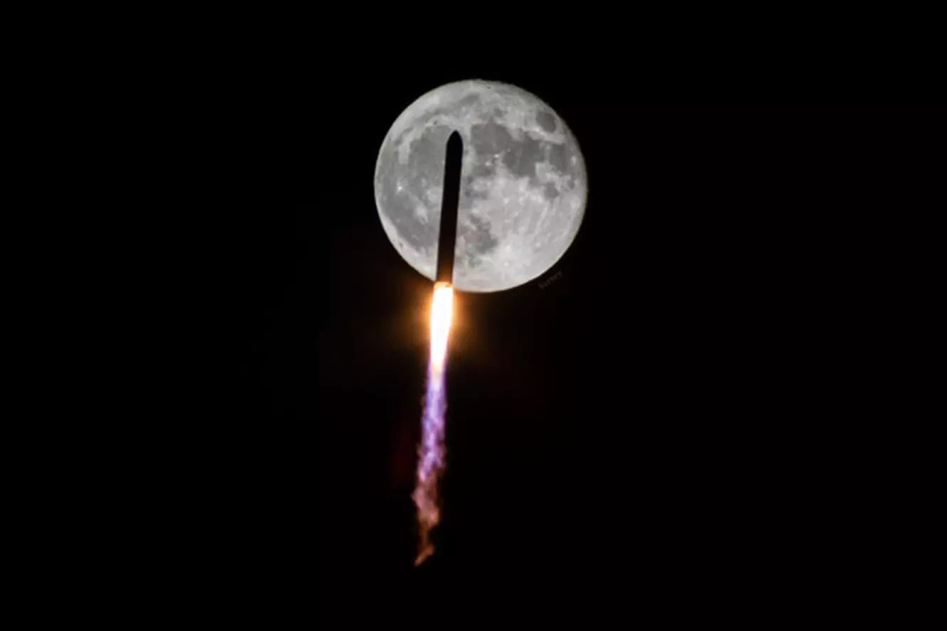 Un cliché unique d'un lancement de fusée sur fond de lune a été obtenu