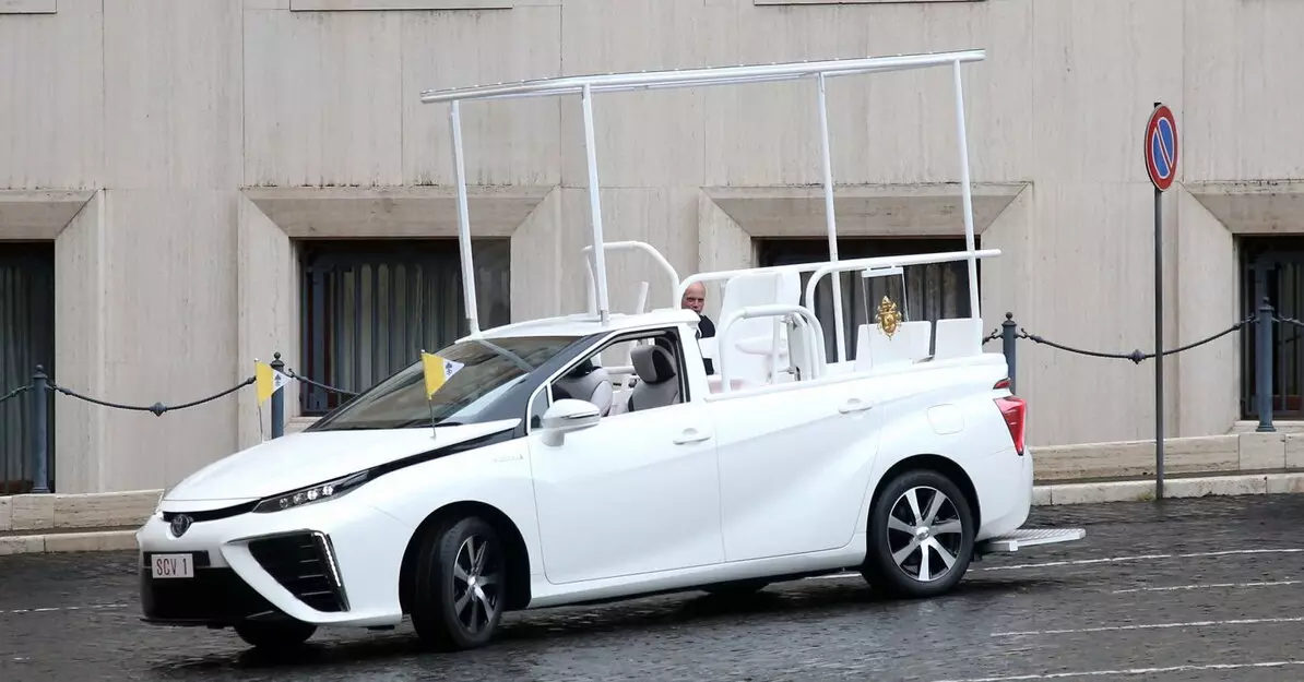 Toyota Miraista tuli Franciscuksen "popemobile".