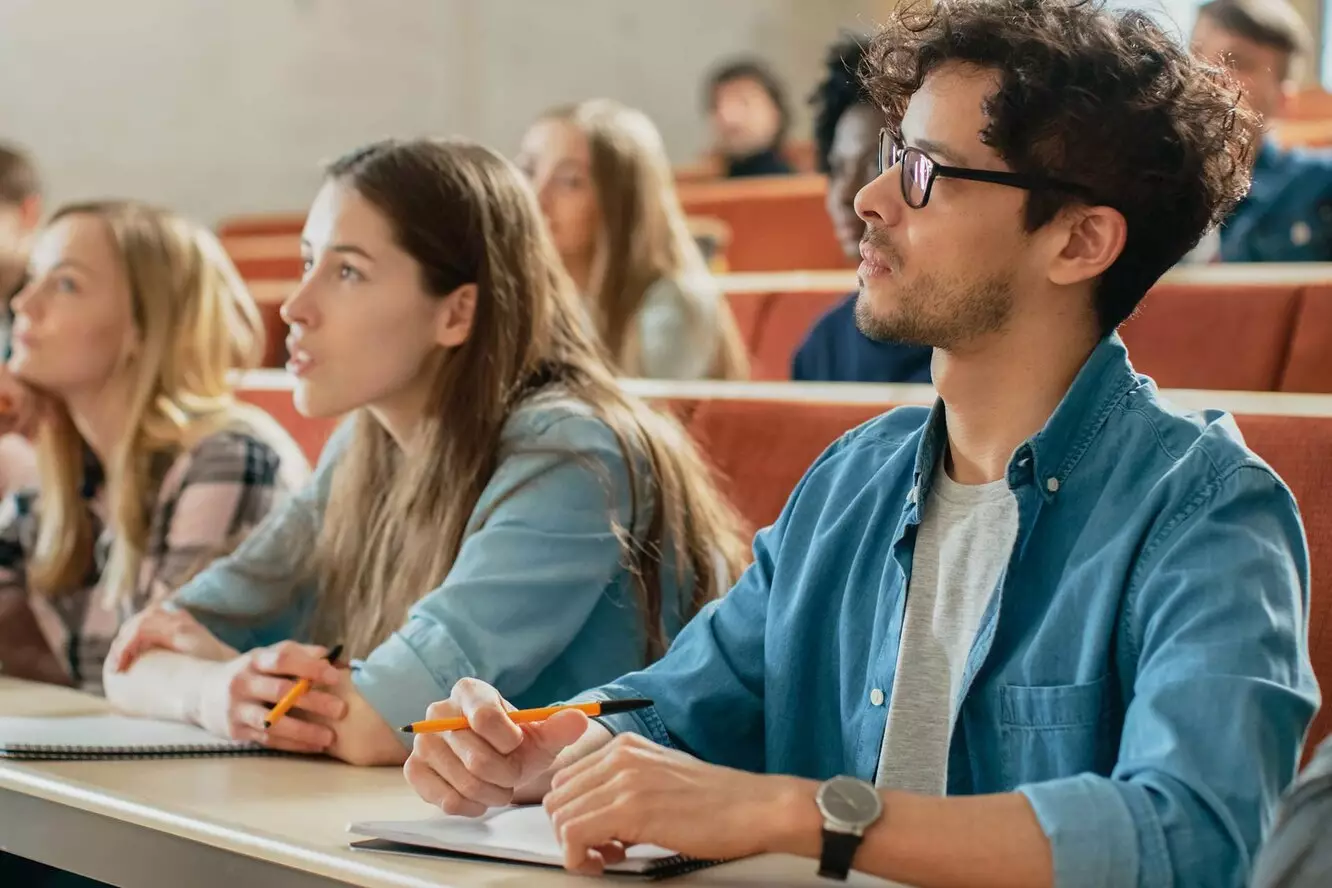 Tələbə motivasiyası və universitetin nüfuzu xaric olma ehtimalına təsir edir