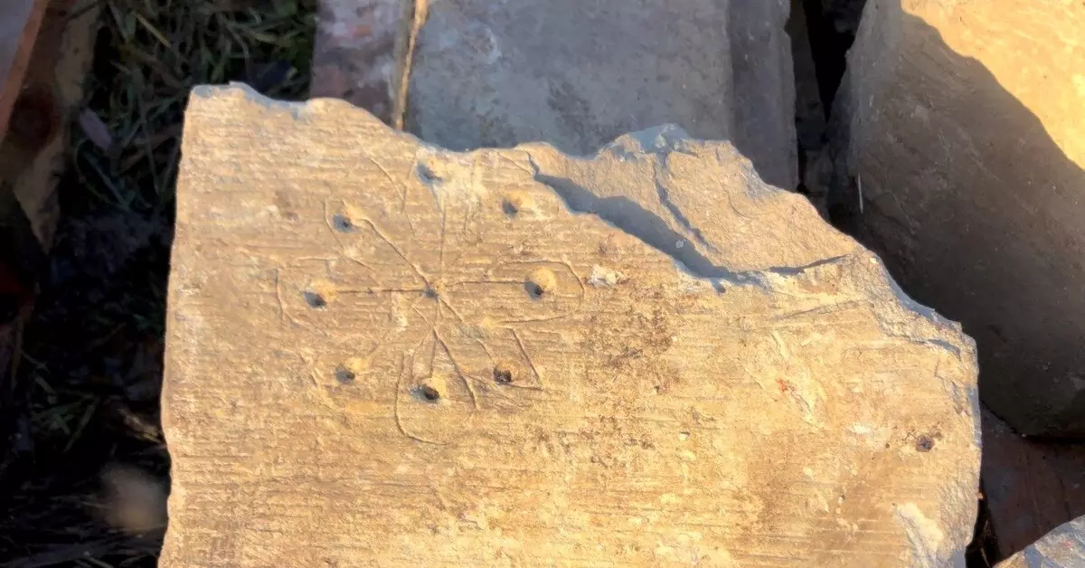 Des archéologues ont remarqué des signes inhabituels sur les murs d'une église médiévale