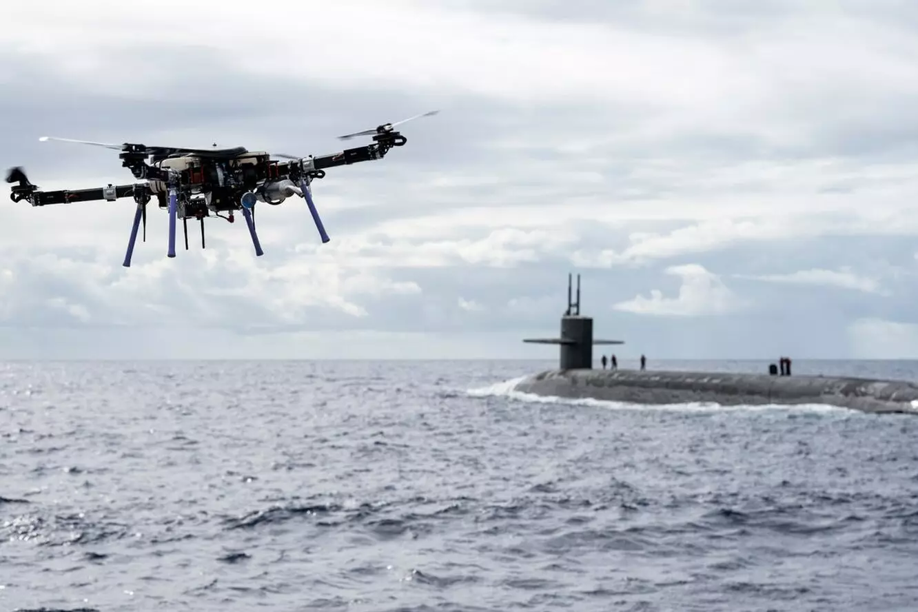 Sheachadadh Quadcopter lasta chuig fomhuireán