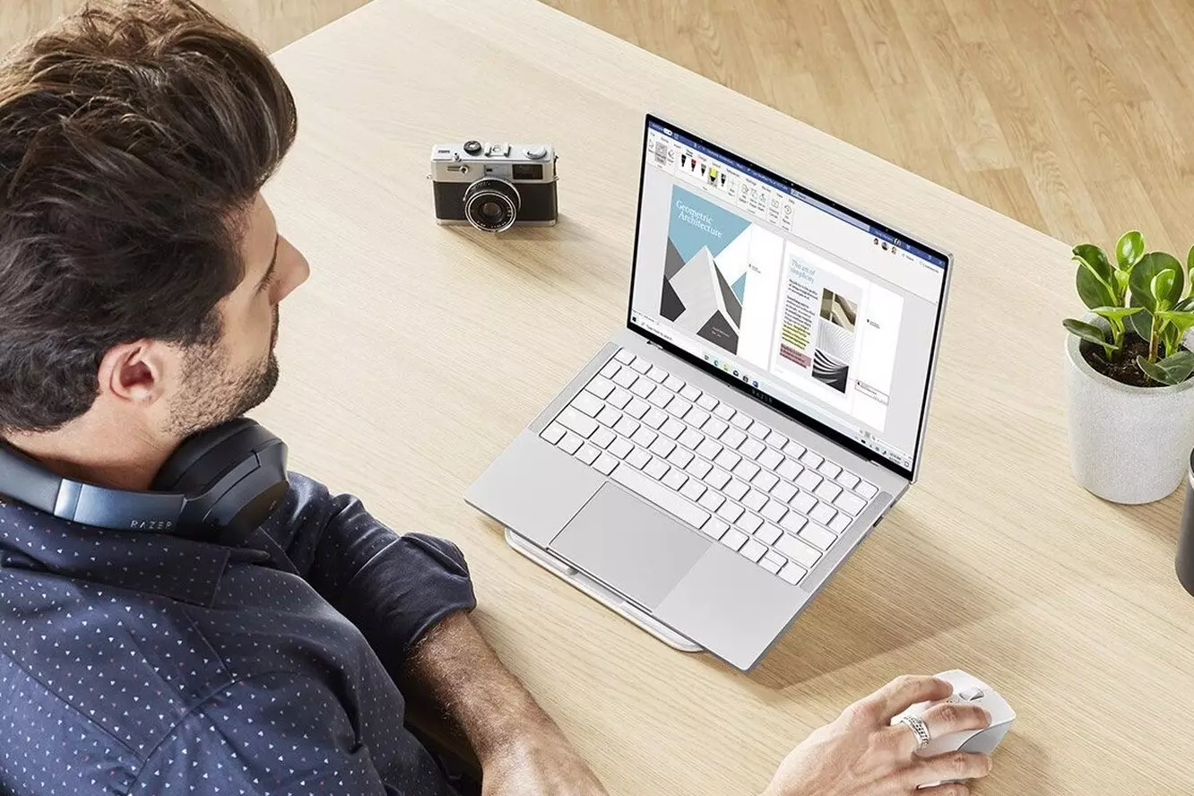 Razer presenterar Razer Book 13 Compact Business Laptop