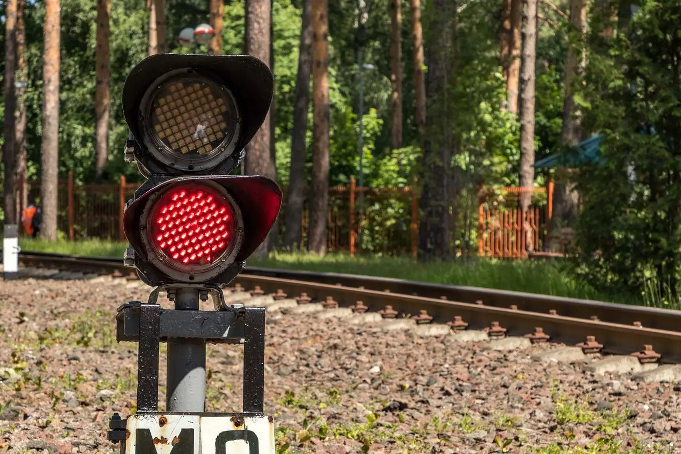 Kāpēc sarkanais signāls dzelzceļa luksoforu apakšā