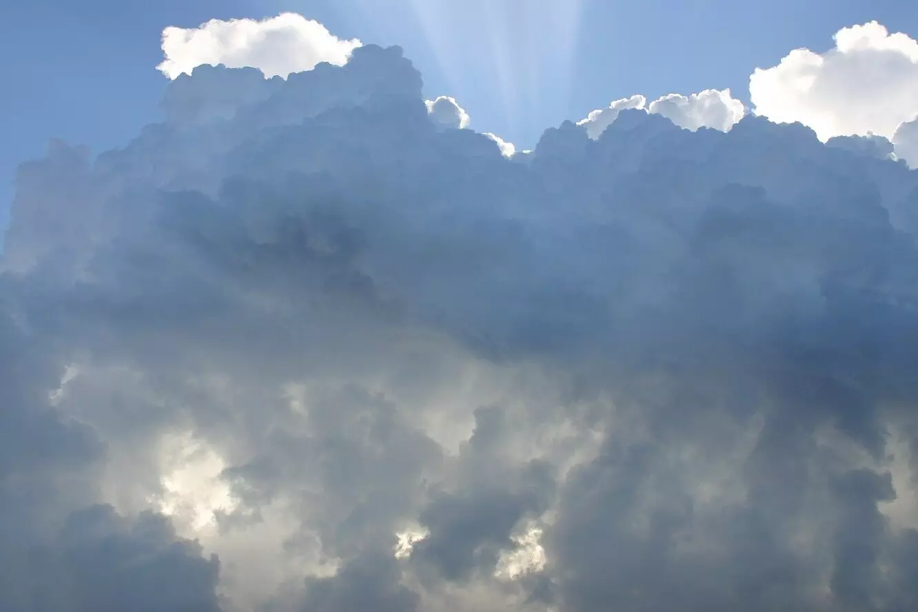 空の雲の重さはどれくらいですか.