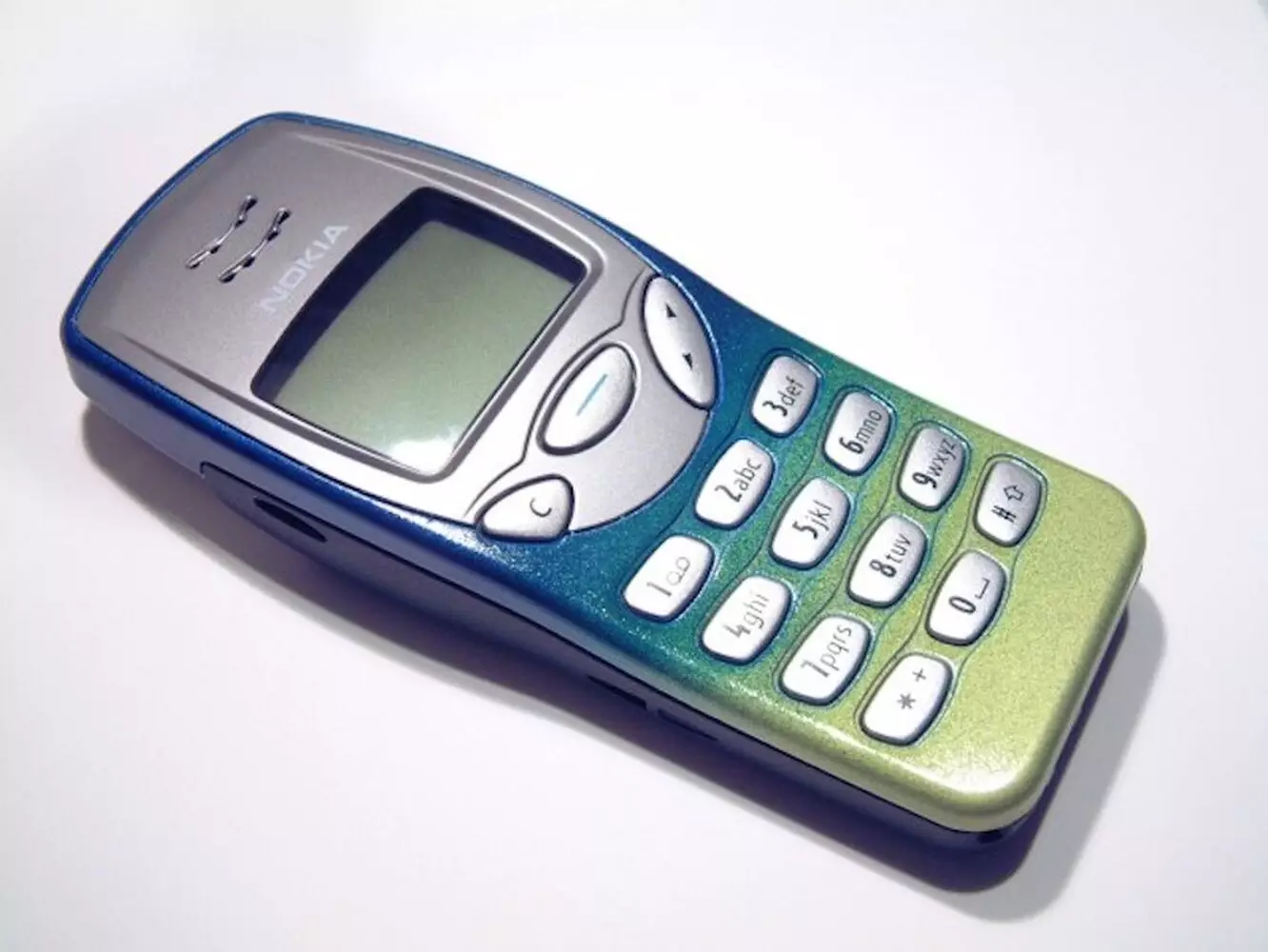 O le telefoni feaveai Nokia 3210 (1999) ma lana paaga lauiloa Nokia 3310 (2003) na alu i lalo i le talafaasolopito o se faʻataʻitaʻiga o le le mafai ona faatoilaloina. O nei telefoni na pa'u ifo mai le fogafale tolu, sasa i se samala ma oo lava ina feula. Ma sa latou le mananao lava e oti.