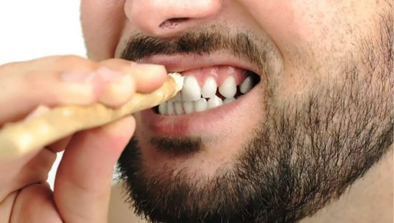 Os antigos egípcios cuidavam de uma higiene bucal mais limpa que a nossa. Eles possuem a autoria de goma e pasta de dente para refrescar o hálito. Os súditos do faraó limpavam os dentes com uma mistura de cascos esmagados, cinzas, pedra-pomes e cascas de ovos queimadas.