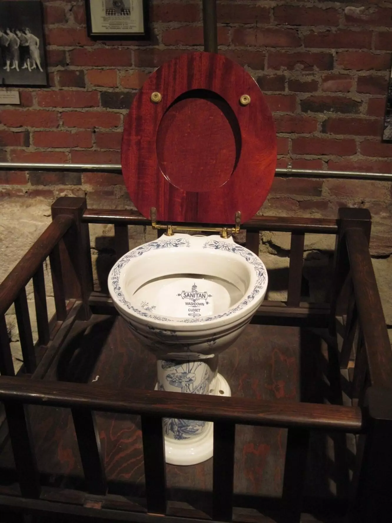 Доведена до съвършенство в края на 19 век, порцелановата тоалетна чиния не променя нито обичайния си вид, нито принципа на работа. Е, освен че резервоарът за източване започна да се прави от пластмаса, а не от ръждясващ метал.