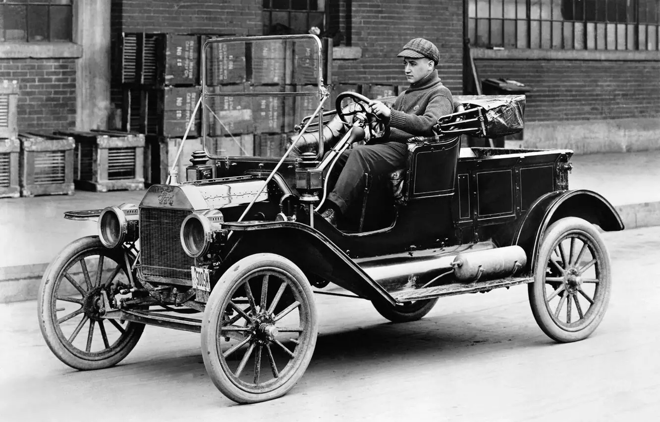 На пръв поглед съвременните автомобили са изминали дълъг път от Ford Model T, произвеждан от 1908 до 1927 г. Въпреки това принципите на работа на двигателя с вътрешно горене не са се променили - както и механизмите за управление. Първите автомобили Ford са имали волан, спирачки, скоростна кутия, вал на съединителя и фарове. А сензорите за паркиране и каботажните не променят същността на колата.