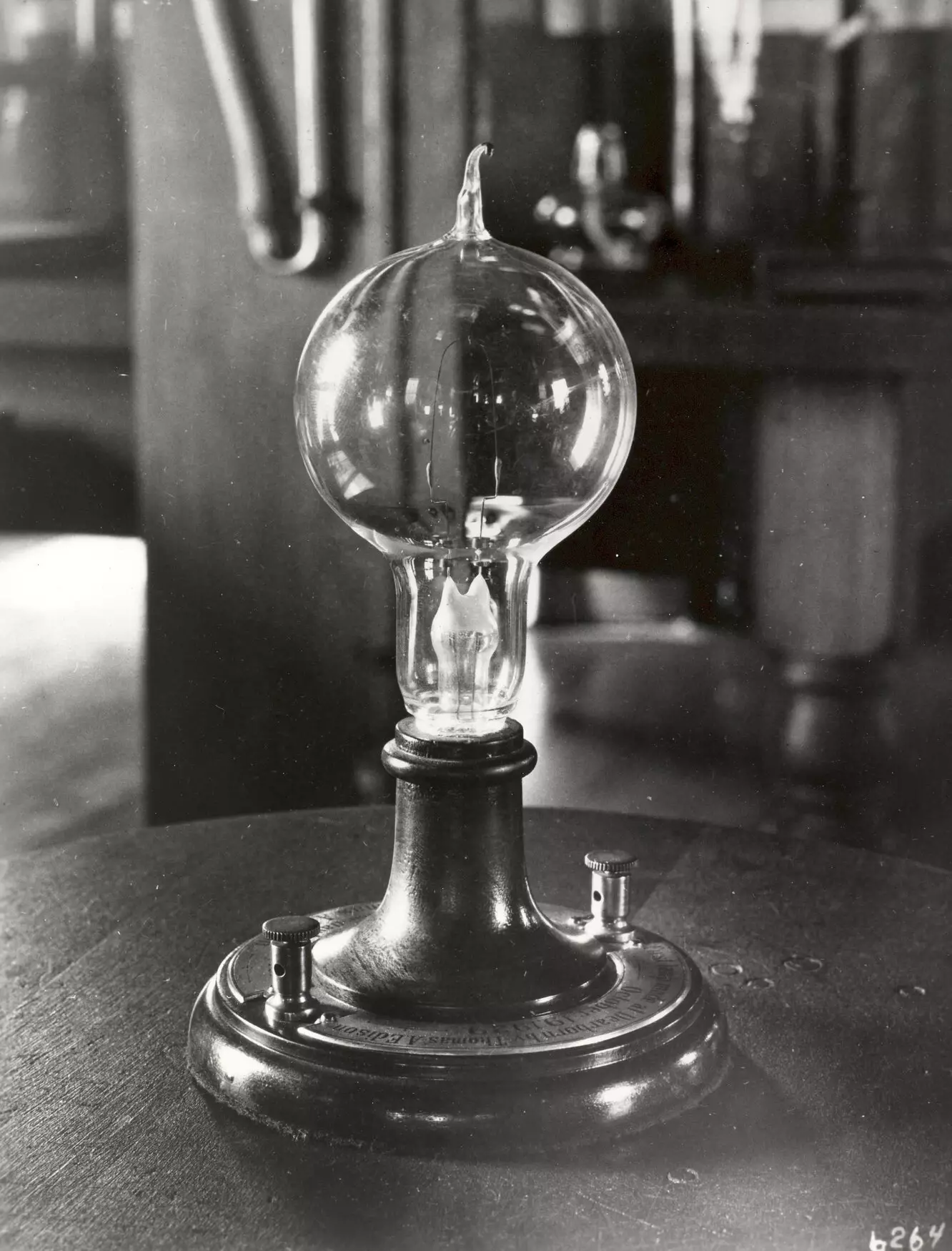Откакто първите лампи с нажежаема жичка се появяват през 1840 г., дизайнът им почти не се е променил. Те изглеждат еднакво, работят на същия принцип и цената на лампите не се е променила (коригирана с инфлацията) от края на 19 век, когато Едисон направи този начин на осветление наистина масов.