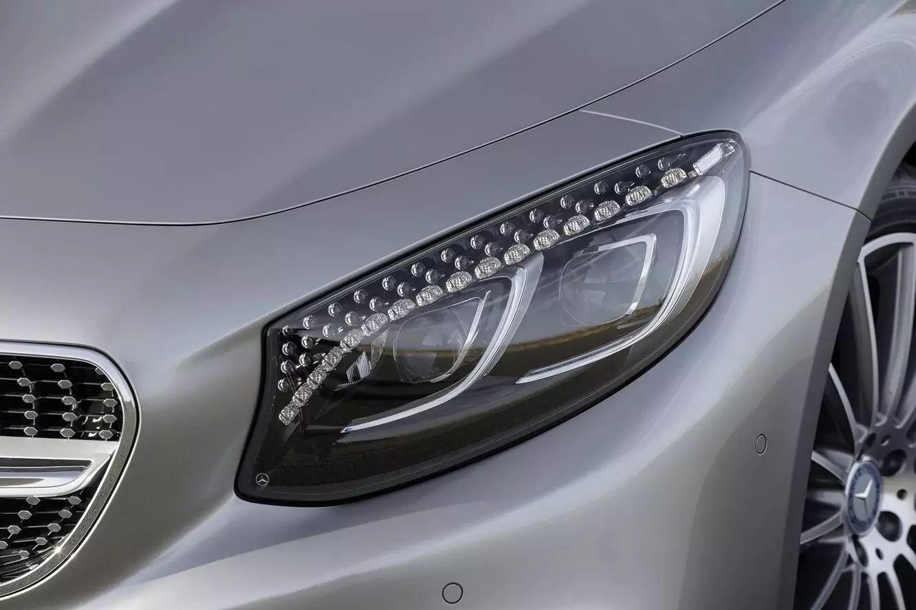 Il-Mercedes-Benz S550 4Matic coupe tal-2015 kienet l-ewwel karozza li kellha headlights LED imżejna bil-kristalli Swarovski. Jgħidu li mhux biss jidhru spettakolari, iżda wkoll itejbu l-illuminazzjoni tat-triq.