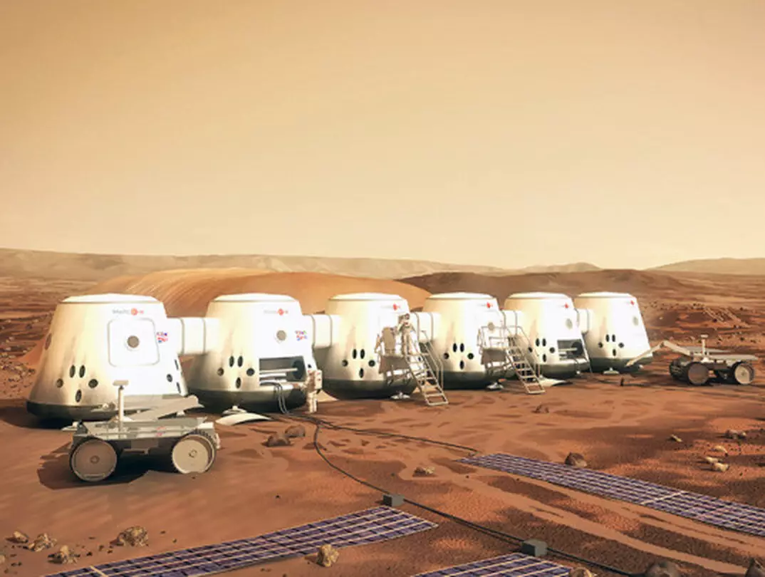 मार्स वन एउटा गैर-लाभकारी डच संस्था हो जसले २०२७ सम्ममा मंगल ग्रहलाई उपनिवेश बनाउने योजना बनाएको छ। यो अनुमान गरिएको छ कि पहिलो चार डेयरडेभिलहरू 2026 को रूपमा एकतर्फी यात्रामा जानेछन्। तर पहिले, जीवन समर्थन प्रणाली, आवास मोड्युल र अन्य आवश्यक उपकरणहरू मंगल ग्रहमा फ्याँकिनेछ।