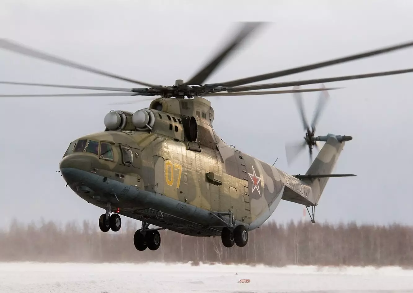 Der russische MI-26 (nach NATO-Klassifikation - Halo) ist nicht nur der größte Hubschrauber der Welt, sondern auch der schnellste unter den Schwertransport-Brüdern. Die Höchstgeschwindigkeit beträgt 295 km/h, die Reisegeschwindigkeit 265 km/h. Der Hubschrauber ist mit zwei Gasturbinentriebwerken mit einer Leistung von jeweils 11.400 PS ausgestattet, kann eine Strecke von 800 km zurücklegen und auf eine Höhe von 4600 Metern steigen.