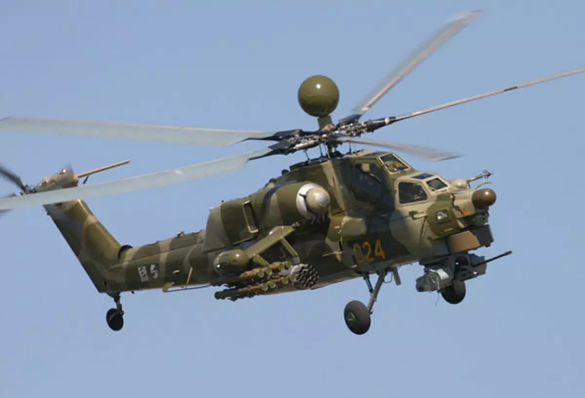 Der russische Kampfhubschrauber MI-28N oder „Night Hunter“ „sieht“ den Feind nicht nur aus 35 km Entfernung auch im Dunkeln, sondern rast mit einer Höchstgeschwindigkeit von 300 km/h auf ihn zu. In der Reisegeschwindigkeit konkurriert es mit dem amerikanischen AH-64D Apache: 265-270 km / h.