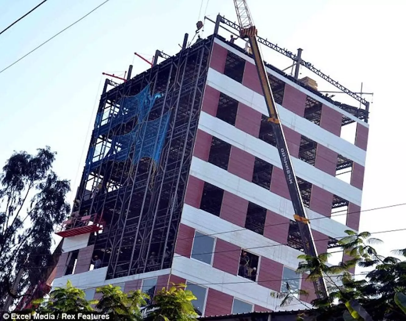 3.–4. detsembril 2012 suutsid India arhitektid ja insenerid ehitada 10-korruselise hoone vaid 48 tunniga, püstitades sellega uue maailmarekordi. Mohalis asuva INSTACONi hoone üldpind on 25 000 ruutmeetrit. Protsessis osales sadu töötajaid, 200 tehnilist personali ja 24 inseneri.