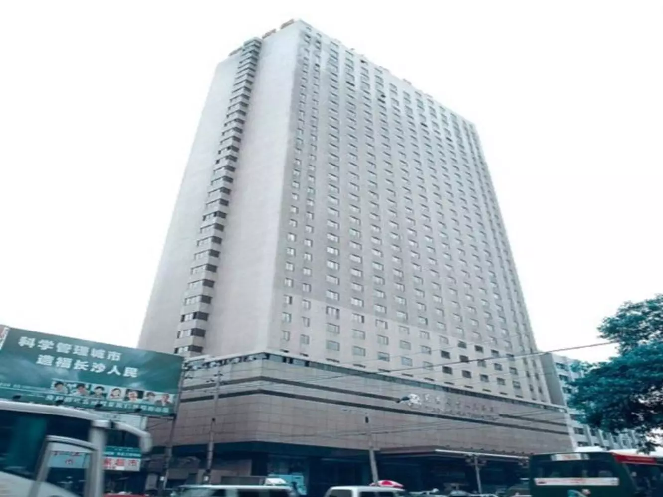 Hiinas Changshas valmis 30-korruseline hotell võtmed kätte 15 päevaga. Kahe korruse kiirus ööpäevas saavutati tänu sellele, et tugialusele kinnitatud paneelid olid juba eelnevalt varustatud elektrijuhtmete, torude ja ventilatsiooniga. Maja koosneb 93% ulatuses tehasetoorikutest.