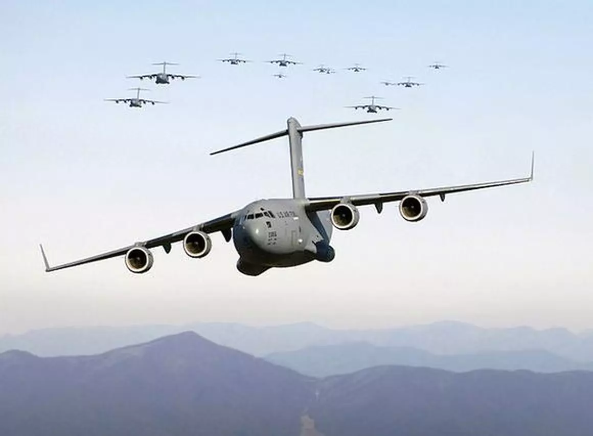 Vojenský „transportér“ Boeing C-17 Globemaster III uskutečnil svůj první let v roce 1991. „Heavyweight“ je schopen přepravovat nadrozměrný náklad a vojenské jednotky na velké vzdálenosti a také přistávat na malých, špatně připravených letištích.