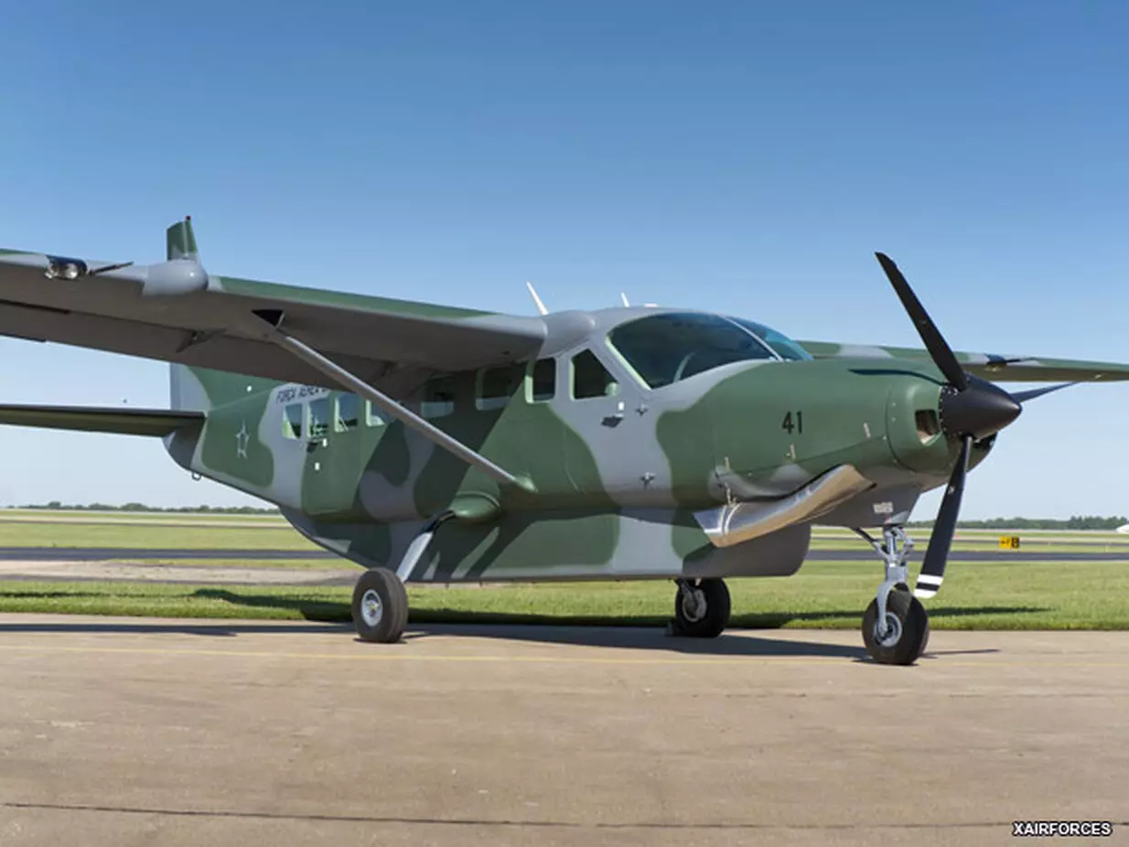 Lehká americká dopravní Cessna 208 Caravan byla navržena jako letoun do těžko dostupných oblastí. Jeho vojenská verze U-27A střeží mír v Brazílii, Kolumbii, Libérii, Thajsku a dalších zemích. Celkem je ve službě 125 „armádních“ Cessn.