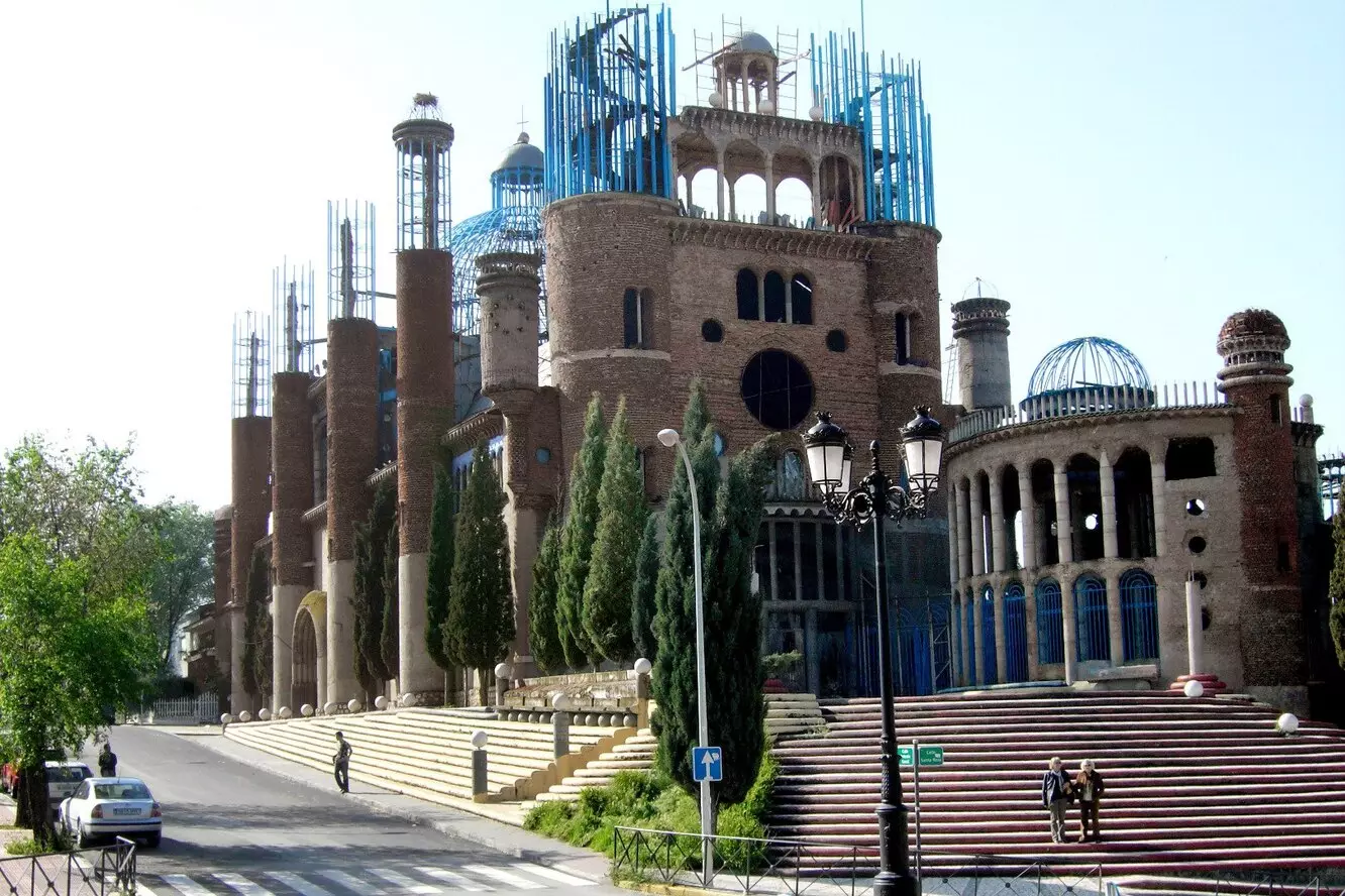 1961 óta a spanyol Justo Gallego Martinez katolikus katedrálist emel Madridtól 20 km-re, Mejorada del Campo városában. A templomban már van könyvtár, kripta és több kápolna. Mindez téglából, betonacélból és egyéb hulladéklerakókban és elhagyott építkezéseken található anyagokból készül. Üres hordók benzinnel vannak lerakva az oszlopok tövében.