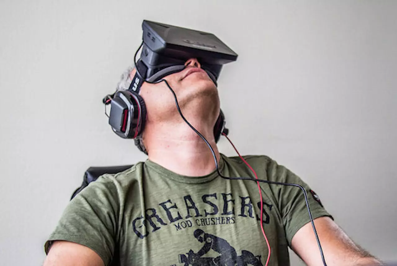 Par virtuālo realitāti tiek runāts jau vairāk nekā duci gadu, bet ieviešanai pieiets tikai nesen. Pazīstamākā ierīce tās simulēšanai ir Oculus Rift brilles, kuras tiek aktīvi testētas. Veidotāji apgalvo, ka viņu ideja attēlo grafiku tik skaidri, it kā spēlētājs skatītos uz pasauli caur parastajām brillēm.