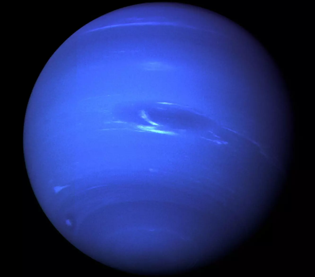 Grandes manchas oscuras de Neptuno. La aparición de anticiclones, llamados Grandes Puntos Oscuros en Neptuno, es bastante común para un planeta con su atmósfera. Lo que es asombroso: el viento, acelerando en el interior a velocidades increíbles: ¡2400 km / h! Este es el registro absoluto del sistema solar.