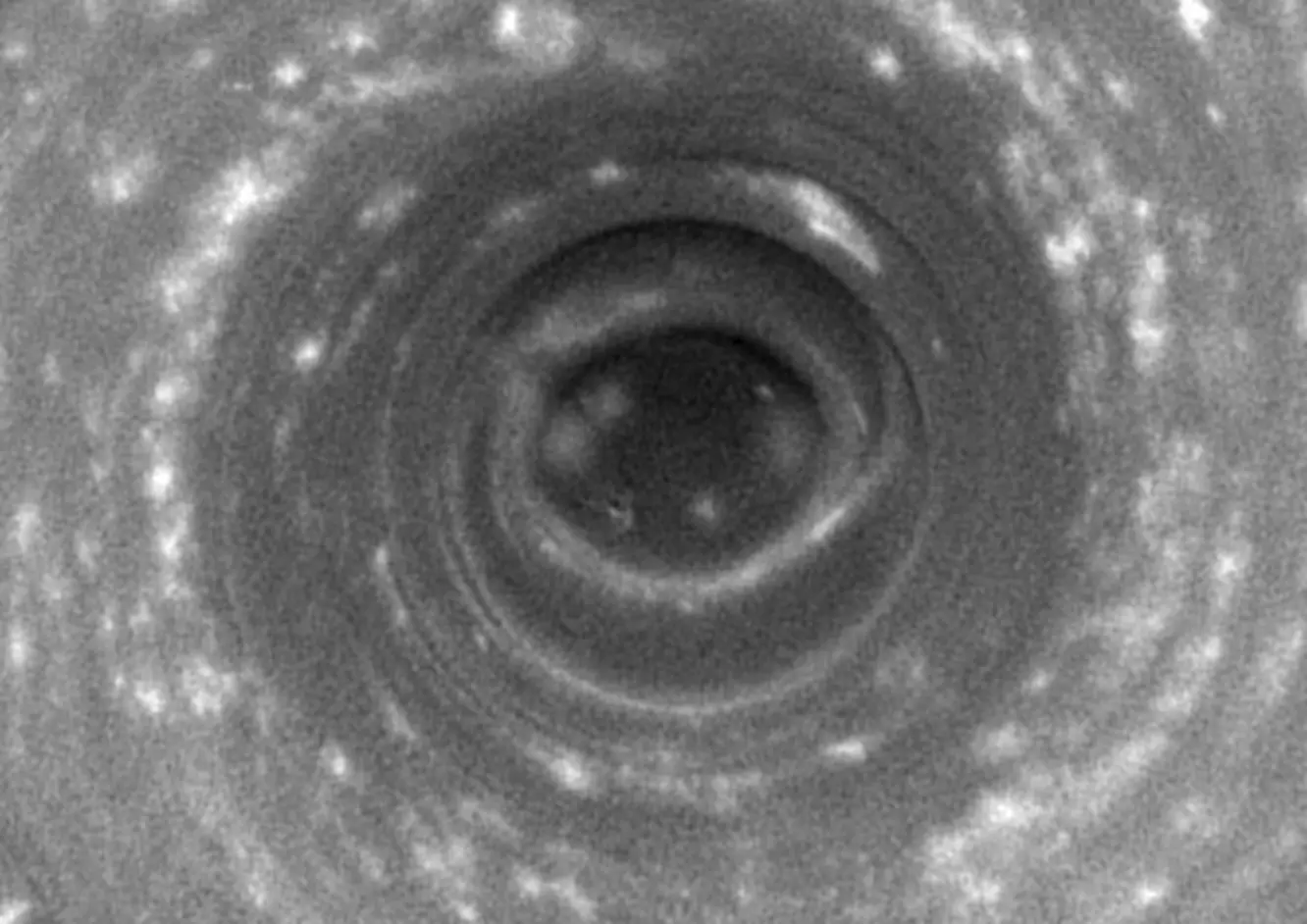 L'ull misteriós de Saturn. Un inimaginable tifó de 32 quilòmetres s'ha estès pel pol sud de Saturn. A la Terra, ciclons similars es mouen al llarg de la superfície del mar, però a Saturn no hi ha mars i els seus tifons no surten dels pols. Aquest misteri atmosfèric del gegant anellat encara s'ha de desvelar.