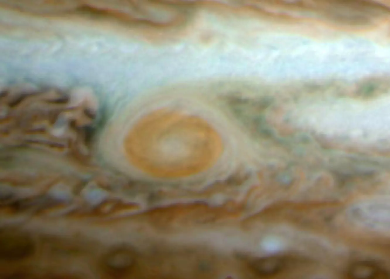 Oval Va, Jupiter's Minor Red Spot. Elkenien wit oer de Grutte Reade Plek fan Jupiter, mar d'r is ek syn jongere broer, de Lytse Reade Plek. It is opmerklik dat astronomen de formaasje sûnt 2000 hawwe sjoen. Earst fusearren trije ferskillende wite orkanen stadichoan ta ien, en doe waard de stoarm dêrtroch stadichoan read - nei alle gedachten ûnder ynfloed fan sinnestrieling en byhearrende gemyske reaksjes.